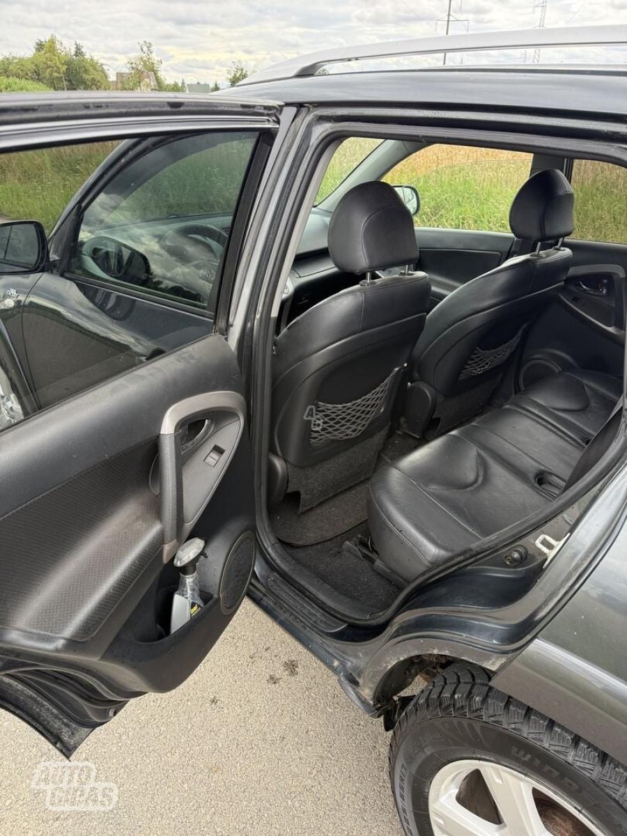 Toyota RAV4 2006 in Marijampole, with an engine capacity of 2.20 L and mileage of 329 thousand km for 1700 €, photo 11 on AUTOMOTO.COM.LV