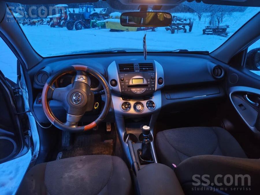 Toyota RAV4 2007 Kuldīga, ar dzinēja tilpumu 2.20 L un nobraukumu 338 tūkst. km par 2100 €, foto 5 vietnē AUTOMOTO.COM.LV