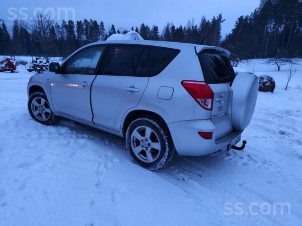 Toyota RAV4 2007 in Kuldiga, with an engine capacity of 2.20 L and mileage of 338 thousand km for 2100 €, photo 7 on AUTOMOTO.COM.LV
