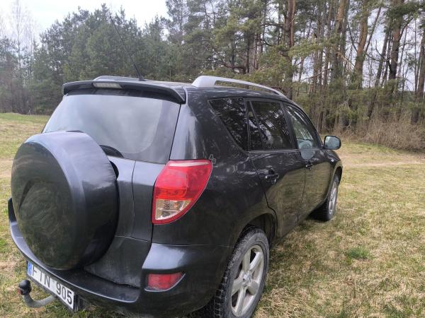 Toyota RAV4 2007 in Ignalina, with an engine capacity of 2.20 L and mileage of 319 thousand km for 2100 €, photo 4 on AUTOMOTO.COM.LV