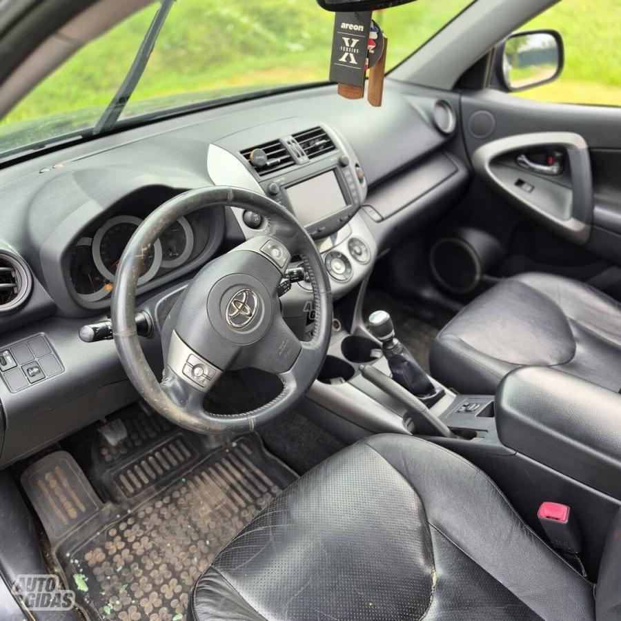 Toyota RAV4 2007 in Vilnius, with an engine capacity of 2.20 L and mileage of 230 thousand km for 1650 €, photo 8 on AUTOMOTO.COM.LV