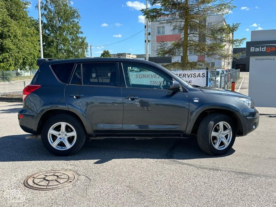 Toyota RAV4 2007 in Marijampole, with an engine capacity of 2.20 L and mileage of 176 thousand km for 3699 €, photo 9 on AUTOMOTO.COM.LV