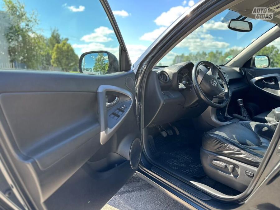 Toyota RAV4 2007 in Marijampole, with an engine capacity of 2.20 L and mileage of 176 thousand km for 3699 €, photo 15 on AUTOMOTO.COM.LV