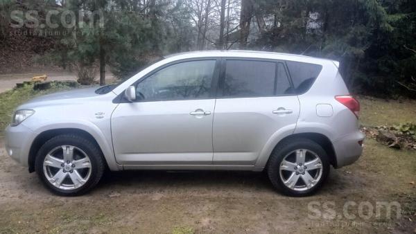Toyota RAV4 2008 in Jelgava, with an engine capacity of 2.20 L and mileage of 243 thousand km for 4000 €, photo 3 on AUTOMOTO.COM.LV