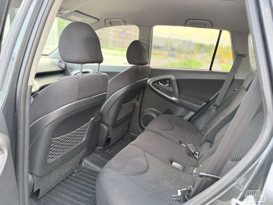 Toyota RAV4 2008 Viļņa, ar dzinēja tilpumu 2.00 L un nobraukumu 250 tūkst. km par 5500 €, foto 11 vietnē AUTOMOTO.COM.LV