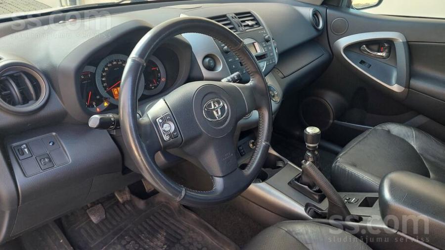 Toyota RAV4 2008 in Riga, with an engine capacity of 2.20 L and mileage of 299 thousand km for 2950 €, photo 4 on AUTOMOTO.COM.LV
