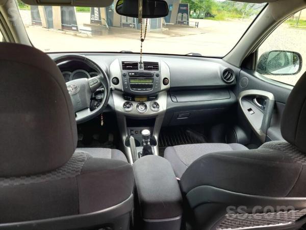 Toyota RAV4 2009 in Aizkraukle, with an engine capacity of 2.20 L and mileage of 409 thousand km for 4950 €, photo 4 on AUTOMOTO.COM.LV