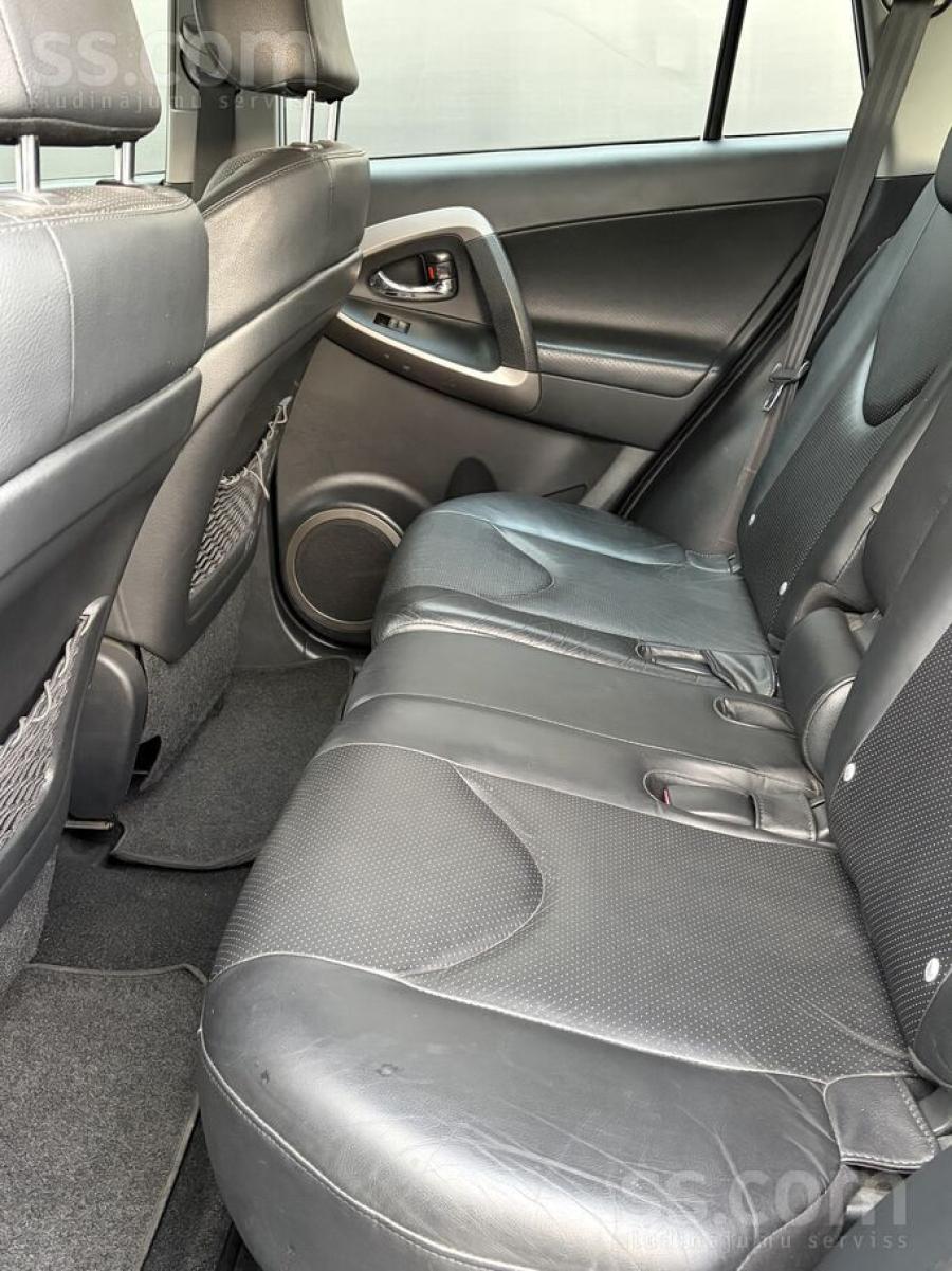 Toyota RAV4 2009 in Riga, with an engine capacity of 2.20 L and mileage of 179 thousand km for 6790 €, photo 9 on AUTOMOTO.COM.LV