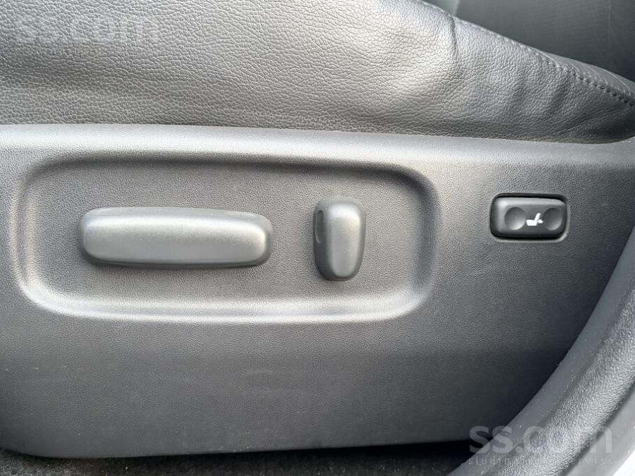Toyota RAV4 2009 in Riga, with an engine capacity of 2.20 L and mileage of 179 thousand km for 6790 €, photo 11 on AUTOMOTO.COM.LV