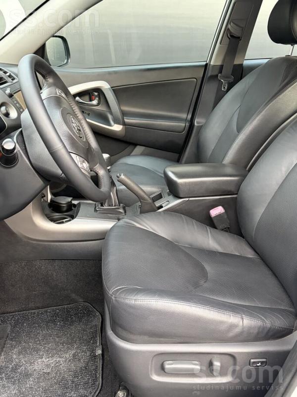 Toyota RAV4 2009 in Riga, with an engine capacity of 2.20 L and mileage of 179 thousand km for 6490 €, photo 7 on AUTOMOTO.COM.LV