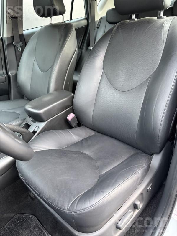 Toyota RAV4 2009 in Riga, with an engine capacity of 2.20 L and mileage of 179 thousand km for 6490 €, photo 9 on AUTOMOTO.COM.LV