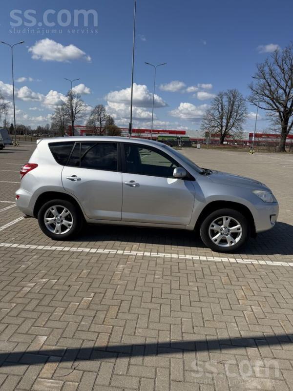 Toyota RAV4 2009 in Riga, with an engine capacity of 2.20 L and mileage of 280 thousand km for 4000 €, photo 3 on AUTOMOTO.COM.LV