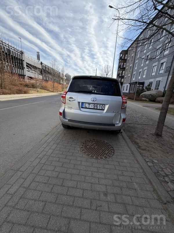 Toyota RAV4 2009 in Riga, with an engine capacity of 2.20 L and mileage of 280 thousand km for 4000 €, photo 9 on AUTOMOTO.COM.LV