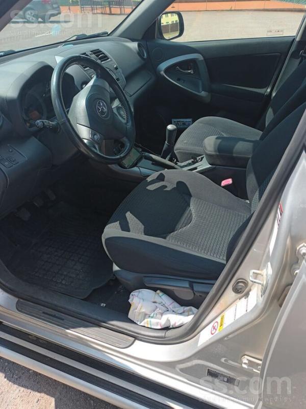 Toyota RAV4 2009 in Jelgava, with an engine capacity of 2.00 L and mileage of 278 thousand km for 5500 €, photo 5 on AUTOMOTO.COM.LV