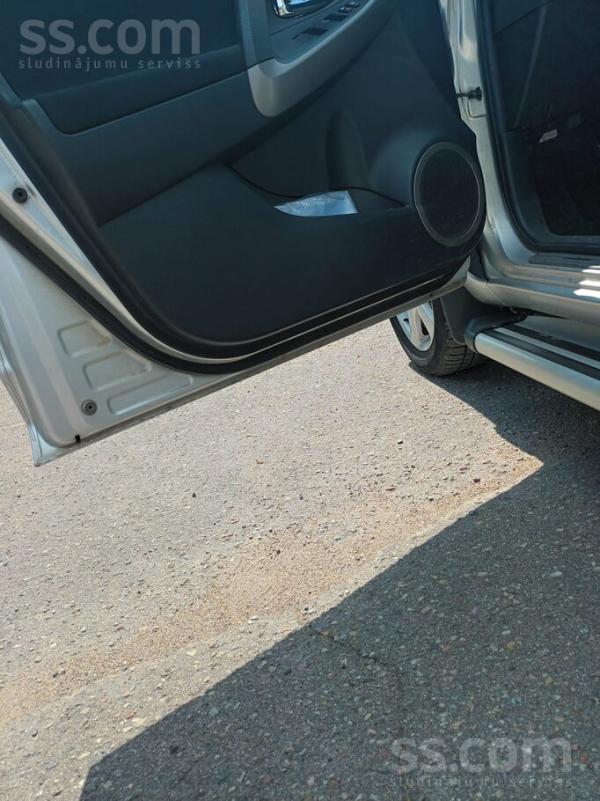 Toyota RAV4 2009 in Jelgava, with an engine capacity of 2.00 L and mileage of 278 thousand km for 5500 €, photo 9 on AUTOMOTO.COM.LV