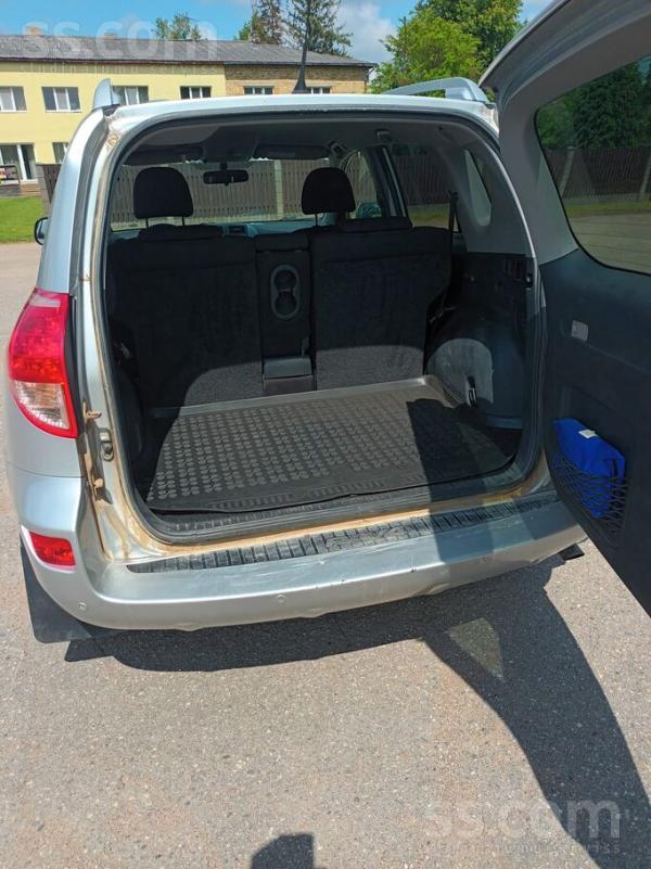Toyota RAV4 2009 in Jelgava, with an engine capacity of 2.00 L and mileage of 278 thousand km for 5500 €, photo 10 on AUTOMOTO.COM.LV