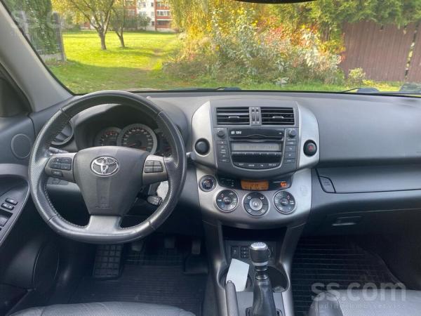 Toyota RAV4 2009 in Riga, with an engine capacity of 2.20 L and mileage of 260 thousand km for 4500 €, photo 2 on AUTOMOTO.COM.LV