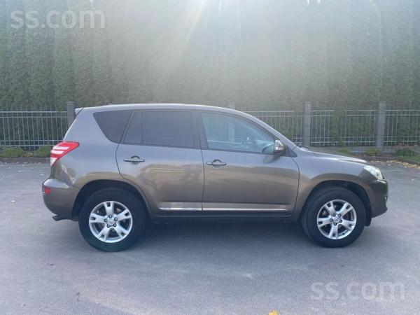 Toyota RAV4 2009 in Riga, with an engine capacity of 2.20 L and mileage of 260 thousand km for 4500 €, photo 5 on AUTOMOTO.COM.LV
