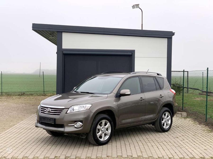 Toyota RAV4 2010 in Kedainiai, with an engine capacity of 2.23 L and mileage of 205 thousand km for 8299 €, photo 3 on AUTOMOTO.COM.LV