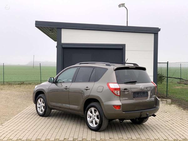 Toyota RAV4 2010 in Kedainiai, with an engine capacity of 2.23 L and mileage of 205 thousand km for 8299 €, photo 4 on AUTOMOTO.COM.LV