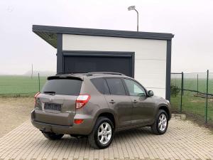 Toyota RAV4 2010 in Kedainiai, with an engine capacity of 2.23 L and mileage of 205 thousand km for 8299 €, photo 5 on AUTOMOTO.COM.LV