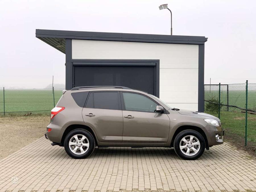 Toyota RAV4 2010 in Kedainiai, with an engine capacity of 2.23 L and mileage of 205 thousand km for 8299 €, photo 8 on AUTOMOTO.COM.LV