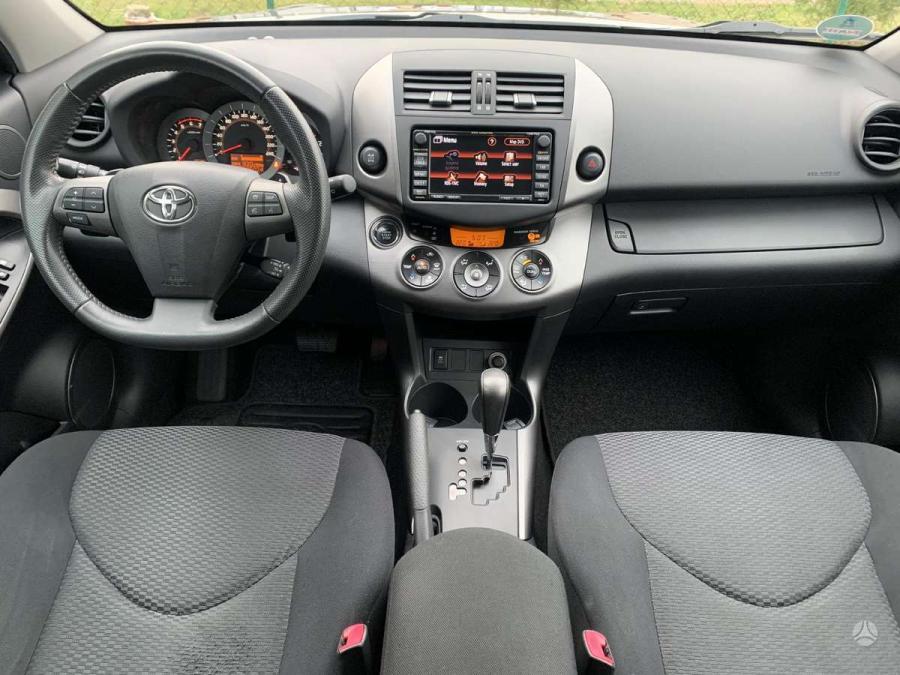 Toyota RAV4 2010 in Kedainiai, with an engine capacity of 2.23 L and mileage of 205 thousand km for 8299 €, photo 11 on AUTOMOTO.COM.LV