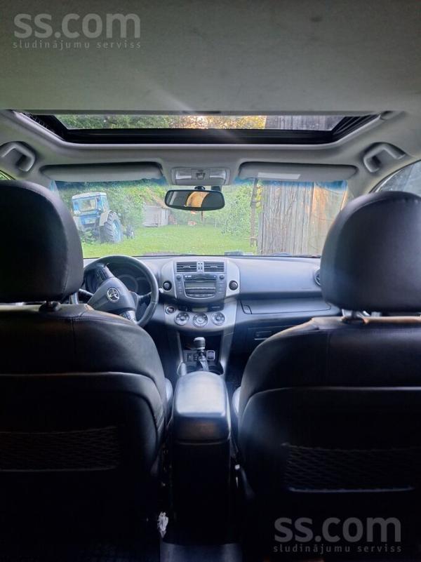 Toyota RAV4 2010 in Dobele, with an engine capacity of 2.20 L and mileage of 208 thousand km for 3600 €, photo 7 on AUTOMOTO.COM.LV