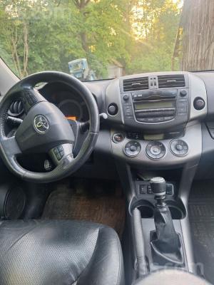 Toyota RAV4 2010 in Dobele, with an engine capacity of 2.20 L and mileage of 208 thousand km for 3600 €, photo 9 on AUTOMOTO.COM.LV