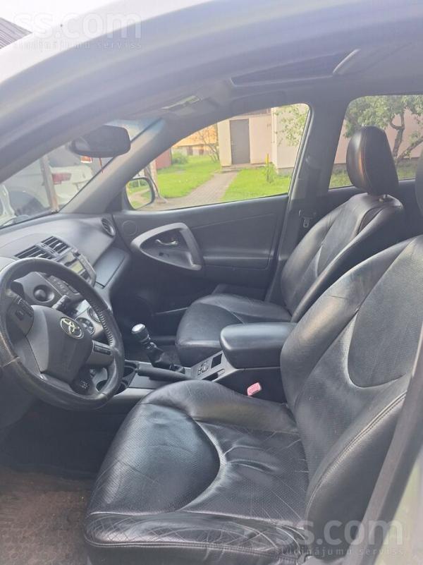 Toyota RAV4 2010 in Dobele, with an engine capacity of 2.20 L and mileage of 208 thousand km for 3600 €, photo 9 on AUTOMOTO.COM.LV