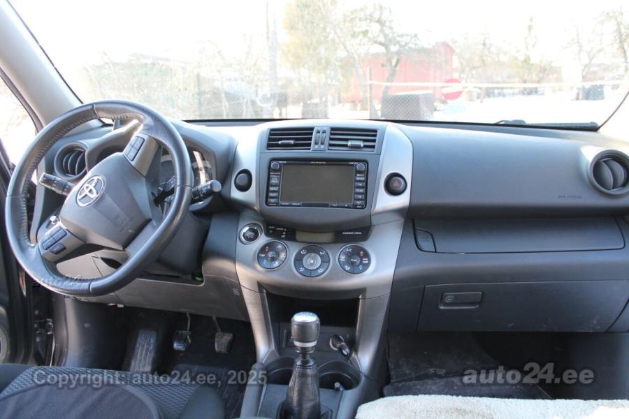 Toyota RAV4 2011 in Viljandi, with an engine capacity of 2.20 L and mileage of 120 thousand km for 8200 €, photo 5 on AUTOMOTO.COM.LV