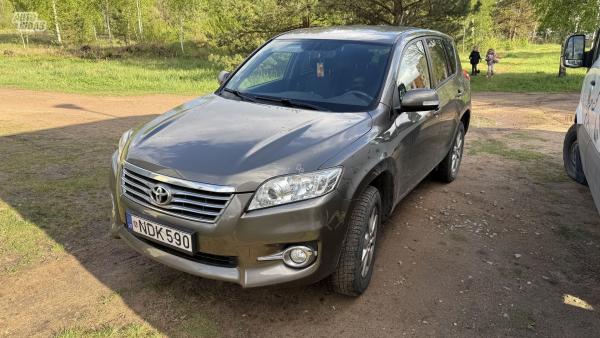 Toyota RAV4 2011 in Vilnius, with an engine capacity of 2.20 L and mileage of 297 thousand km for 7000 €, photo 1 on AUTOMOTO.COM.LV