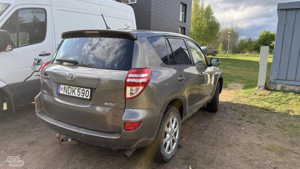 Toyota RAV4 2011 in Vilnius, with an engine capacity of 2.20 L and mileage of 297 thousand km for 7000 €, photo 3 on AUTOMOTO.COM.LV