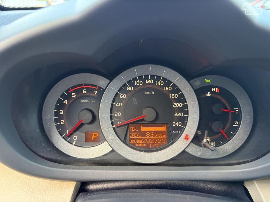 Toyota RAV4 2011 in Klaipeda, with an engine capacity of 2.20 L and mileage of 293 thousand km for 6700 €, photo 9 on AUTOMOTO.COM.LV