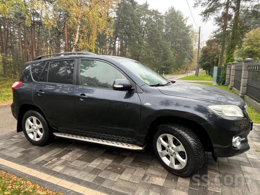 Toyota RAV4 2011 in Riga, with an engine capacity of 2.20 L and mileage of 191 thousand km for 5500 €, photo 1 on AUTOMOTO.COM.LV