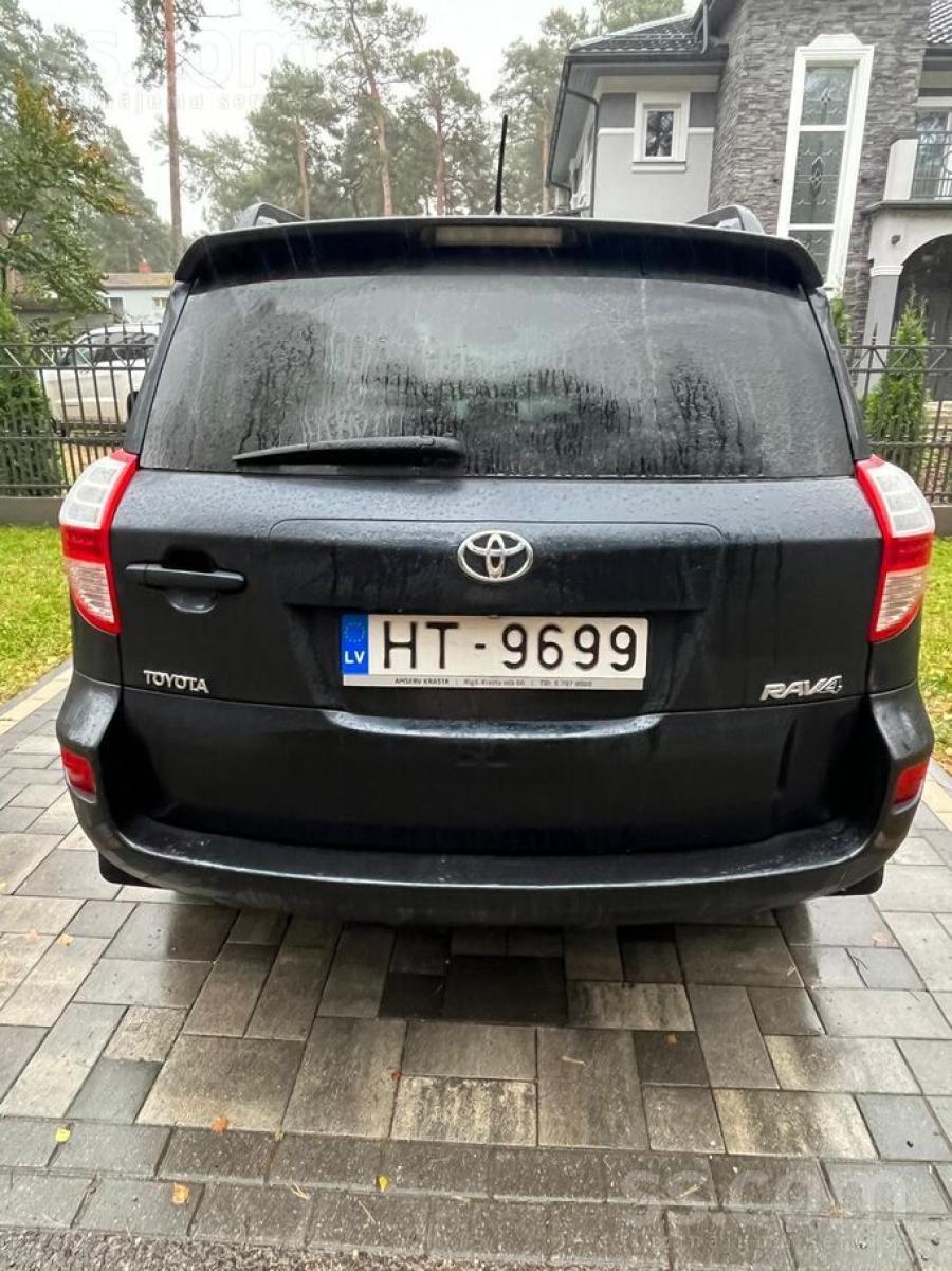 Toyota RAV4 2011 in Riga, with an engine capacity of 2.20 L and mileage of 191 thousand km for 5500 €, photo 3 on AUTOMOTO.COM.LV