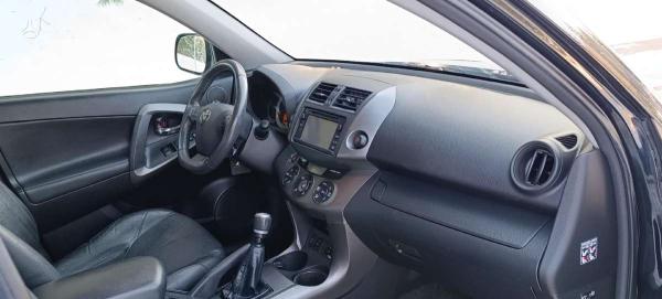 Toyota RAV4 2012 in Vilnius, with an engine capacity of 2.20 L and mileage of 236 thousand km for 7200 €, photo 10 on AUTOMOTO.COM.LV