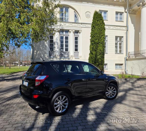 Toyota RAV4 2012 in Tallinn, with an engine capacity of 2.20 L and mileage of 199 thousand km for 8880 €, photo 3 on AUTOMOTO.COM.LV