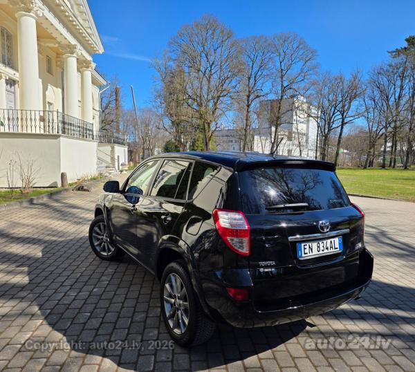 Toyota RAV4 2012 in Tallinn, with an engine capacity of 2.20 L and mileage of 199 thousand km for 8880 €, photo 4 on AUTOMOTO.COM.LV