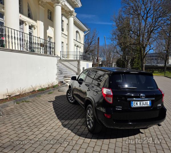 Toyota RAV4 2012 in Tallinn, with an engine capacity of 2.20 L and mileage of 199 thousand km for 8880 €, photo 5 on AUTOMOTO.COM.LV