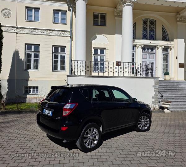 Toyota RAV4 2012 in Tallinn, with an engine capacity of 2.20 L and mileage of 199 thousand km for 8880 €, photo 6 on AUTOMOTO.COM.LV