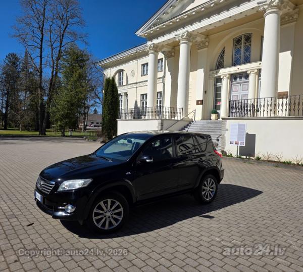 Toyota RAV4 2012 in Tallinn, with an engine capacity of 2.20 L and mileage of 199 thousand km for 8880 €, photo 9 on AUTOMOTO.COM.LV