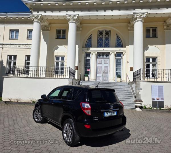 Toyota RAV4 2012 in Tallinn, with an engine capacity of 2.20 L and mileage of 199 thousand km for 8880 €, photo 10 on AUTOMOTO.COM.LV
