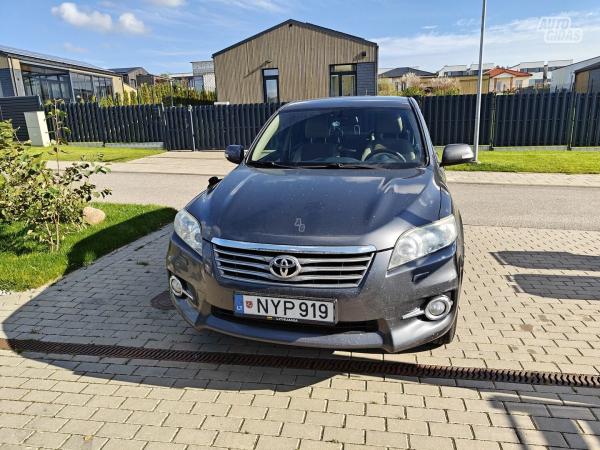 Toyota RAV4 2012 Viļņa, ar dzinēja tilpumu 2.20 L un nobraukumu 105 tūkst. km par 9700 €, foto 1 vietnē AUTOMOTO.COM.LV