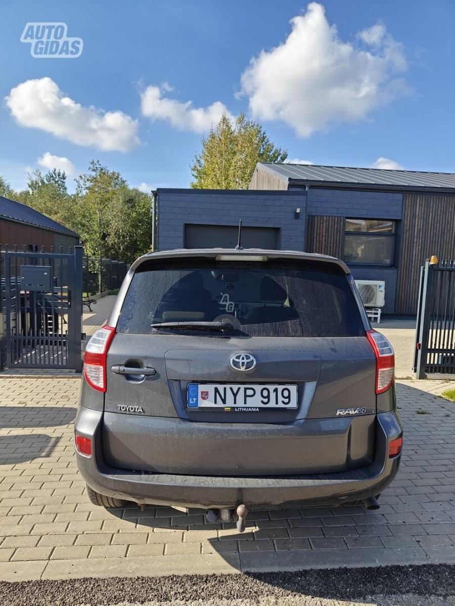 Toyota RAV4 2012 in Vilnius, with an engine capacity of 2.20 L and mileage of 105 thousand km for 9700 €, photo 4 on AUTOMOTO.COM.LV