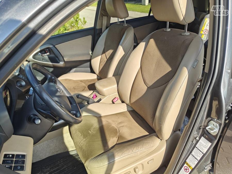 Toyota RAV4 2012 in Vilnius, with an engine capacity of 2.20 L and mileage of 105 thousand km for 9700 €, photo 8 on AUTOMOTO.COM.LV