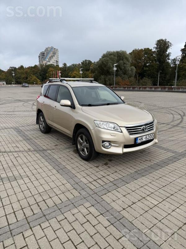 Toyota RAV4 2012 in Riga on AUTOMOTO.COM.LV Toyota RAV4 2012 in Riga, with an engine capacity of 2.20 L and mileage of 285 thousand km for 4490 €, photo 7 on AUTOMOTO.COM.LV