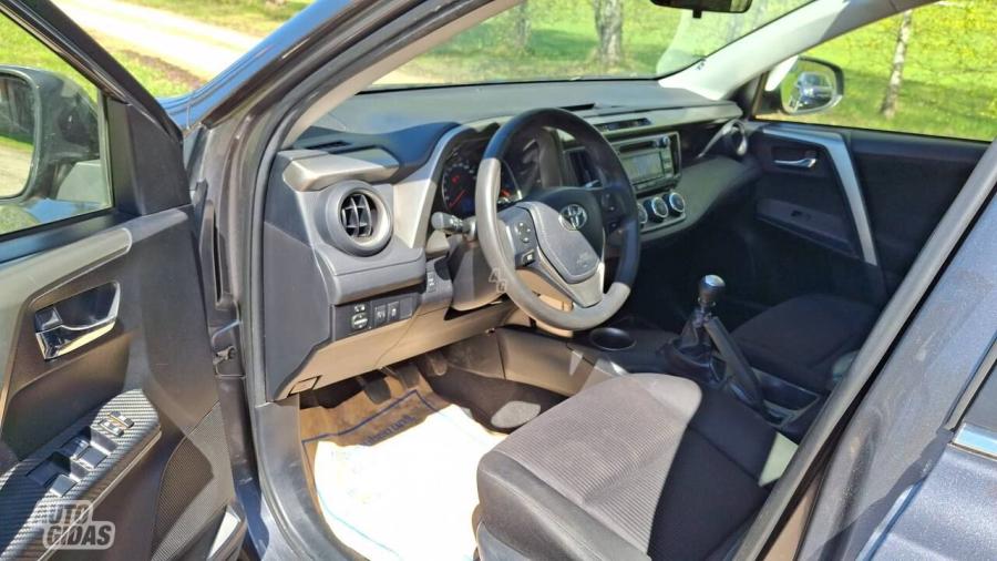 Toyota RAV4 2013 in Vilnius, with an engine capacity of 2.20 L and mileage of 194 thousand km for 9950 €, photo 7 on AUTOMOTO.COM.LV