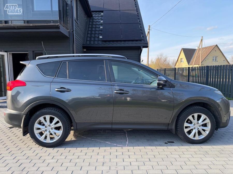 Toyota RAV4 2014 in Panevezys, with an engine capacity of 2.20 L and mileage of 205 thousand km for 12700 €, photo 5 on AUTOMOTO.COM.LV