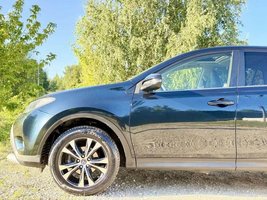 Toyota RAV4 2015 in Siauliai, with an engine capacity of 2.00 L and mileage of 239 thousand km for 13999 €, photo 12 on AUTOMOTO.COM.LV